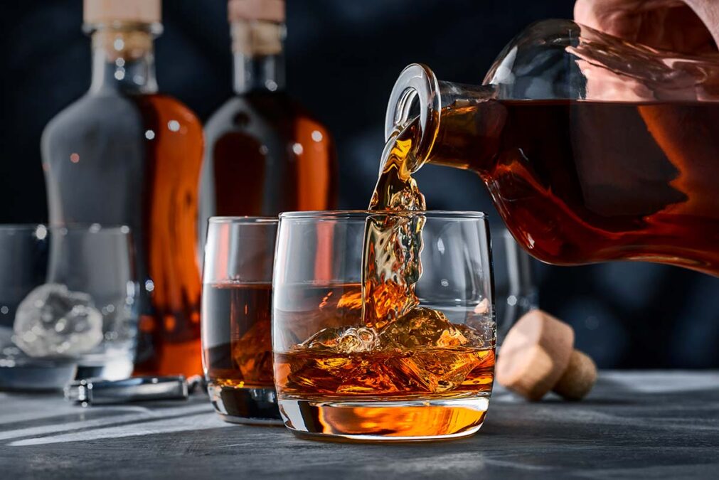 Quelle est la différence entre le rhum ambré, brun et blanc ? - Cocktail.fr